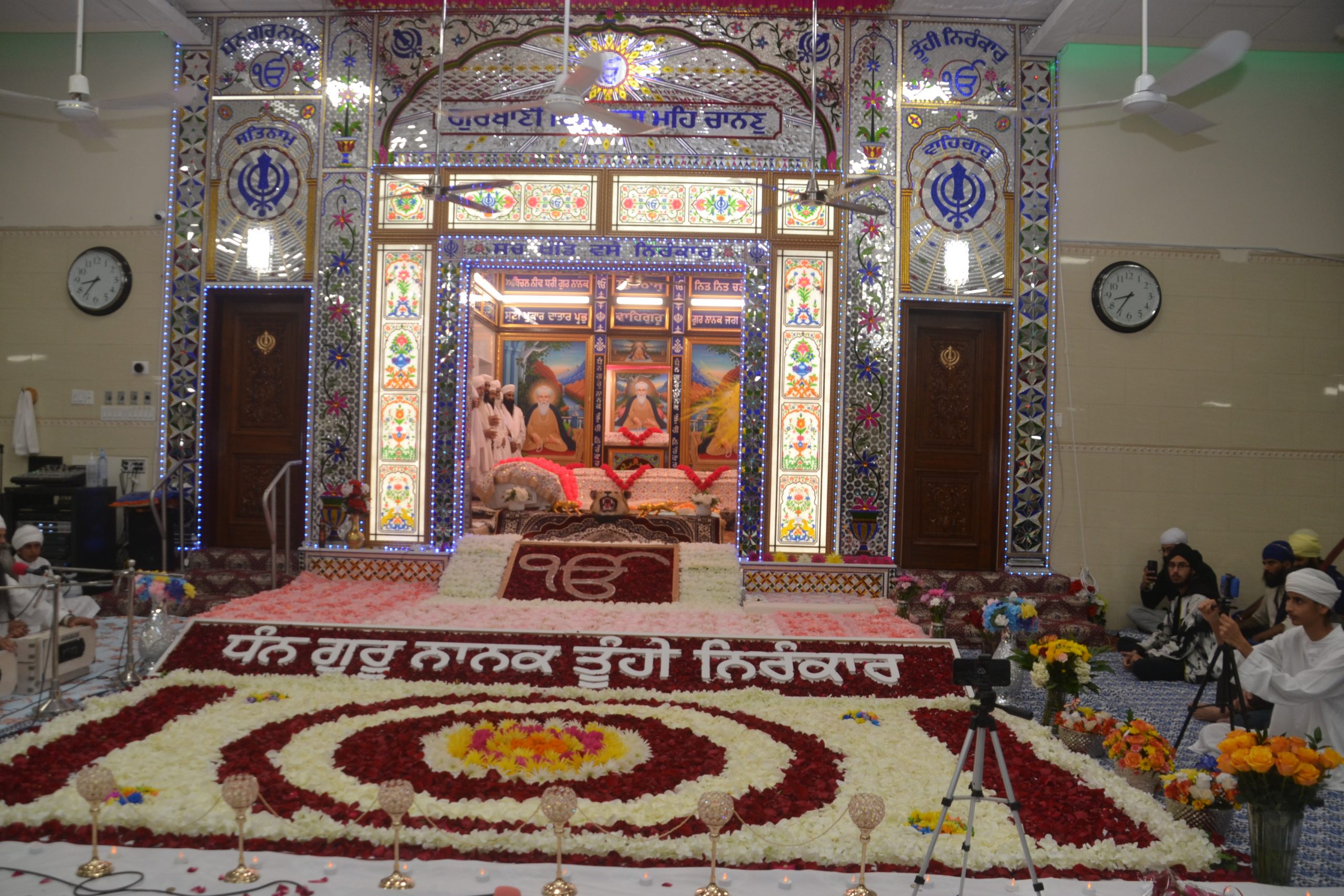 A large number of devotees paid obeisance at Nanaksar Gurdwara Brampton ...